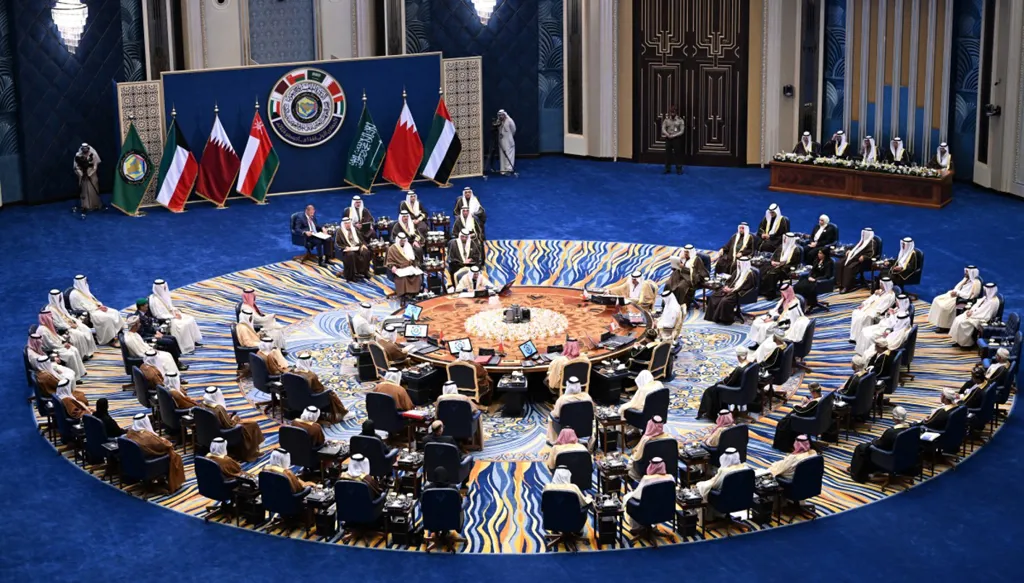 أمير الكويت يفتتح القمة الخليجية الـ45: نُدين الاعتداءات ‏الإسرائيلية ...