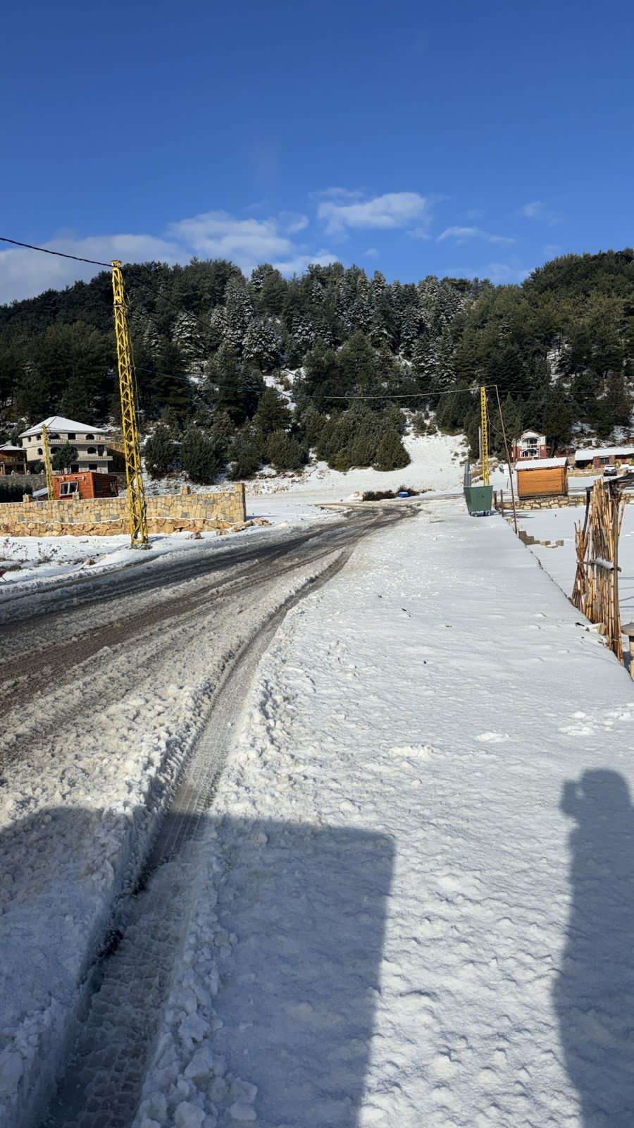 بالصور والفيديو- الثلوج تُغطي أعالي عكار للمرة الأولى هذا العام ...